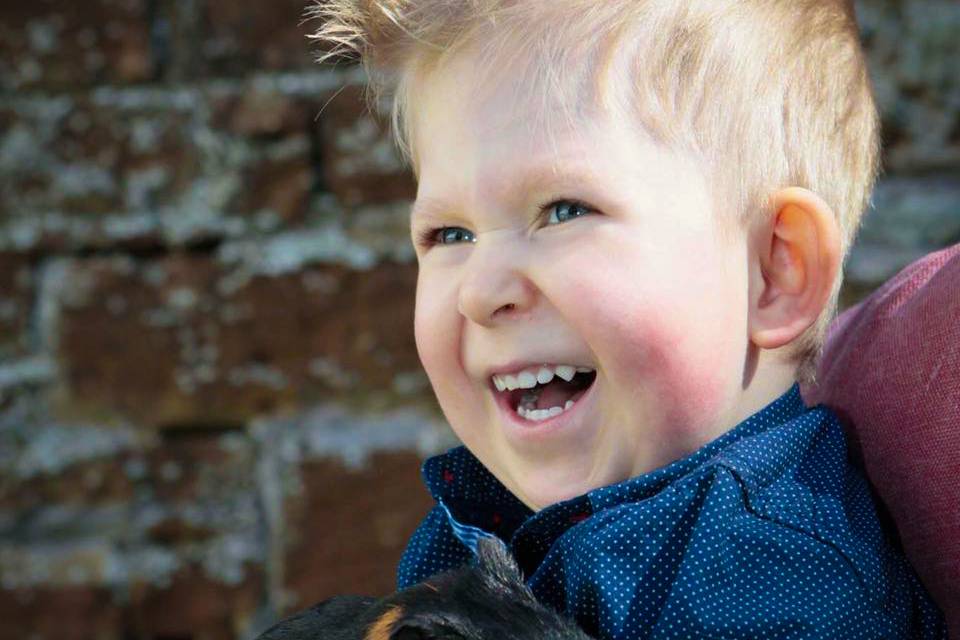 Niño que nació sin cerebro ahora puede hablar, contar e ir a la escuela