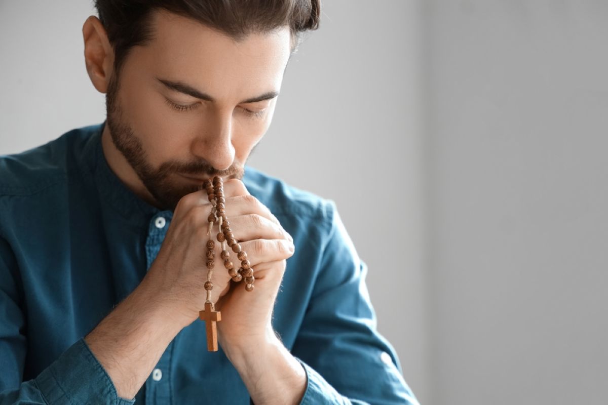 Orar y rezar: ¿hay diferencias entre estas acciones?