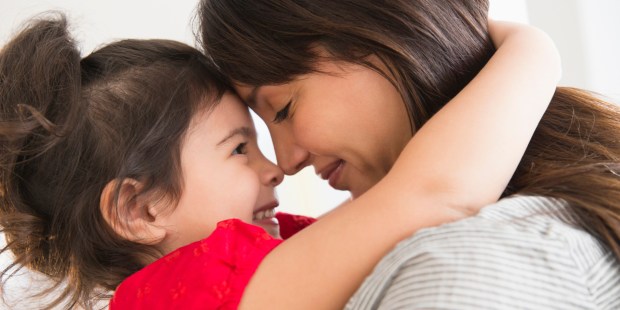 Hijos: ¿cuál es la diferencia entre mimar y dar afecto?