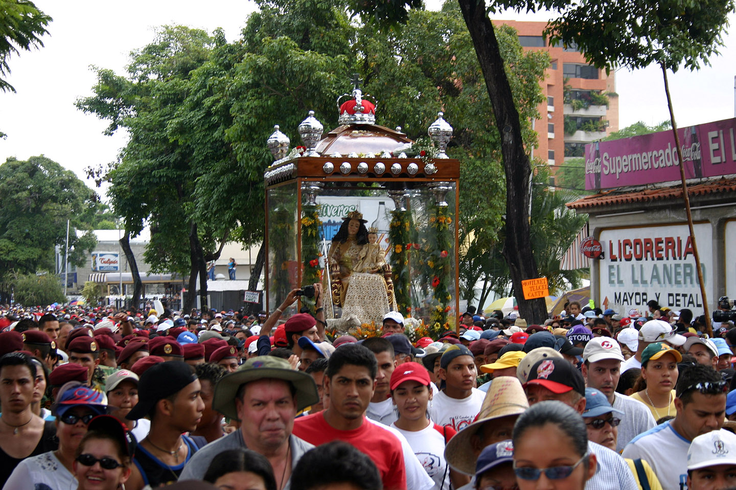 El descomunal “Manto de María” que honra a la Virgen en Venezuela