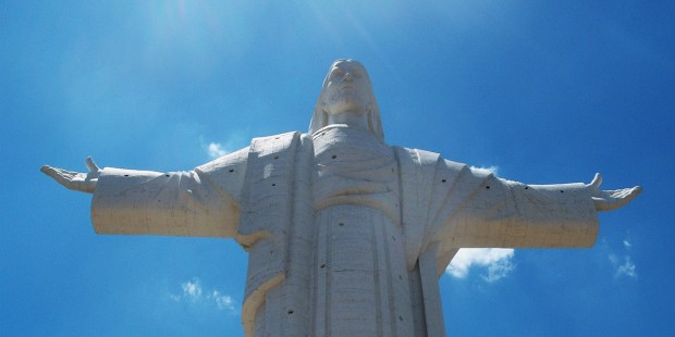 Bolivia: El Cristo gigante y deteriorado que conmueve a los turistas