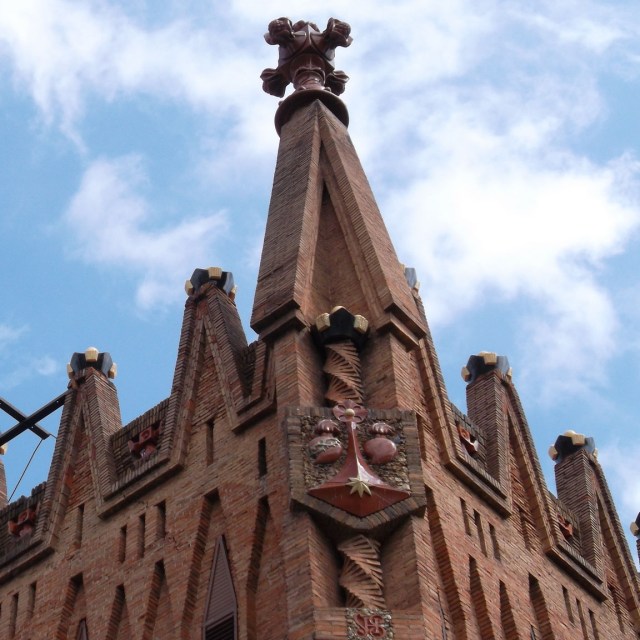 Descubre la escuela que diseñó Gaudí para las teresianas