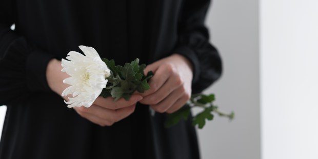 ¿Cómo vestirse apropiadamente para un funeral?