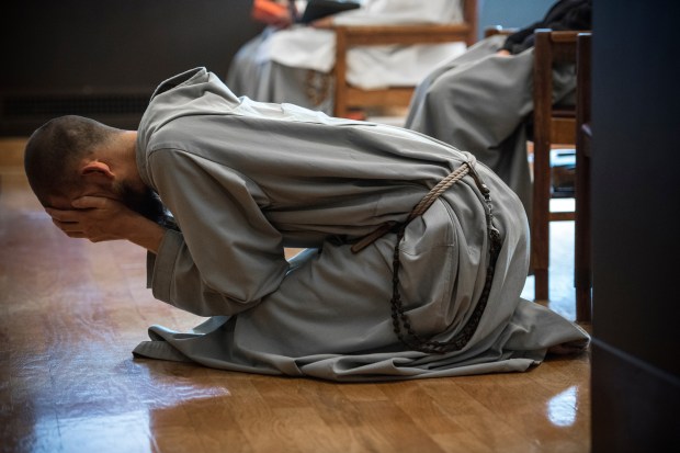 Guía básica para distinguir a qué orden pertenece un monje por su hábito