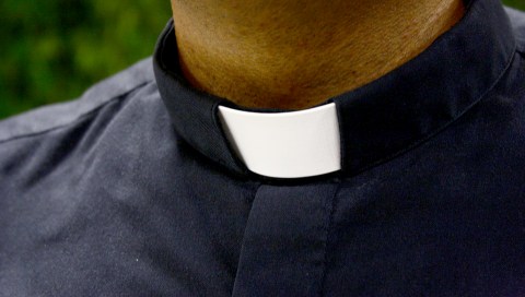 ¿Por qué los sacerdotes llevan un alzacuellos blanco?