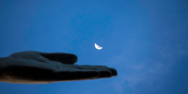 La luna en sus manos