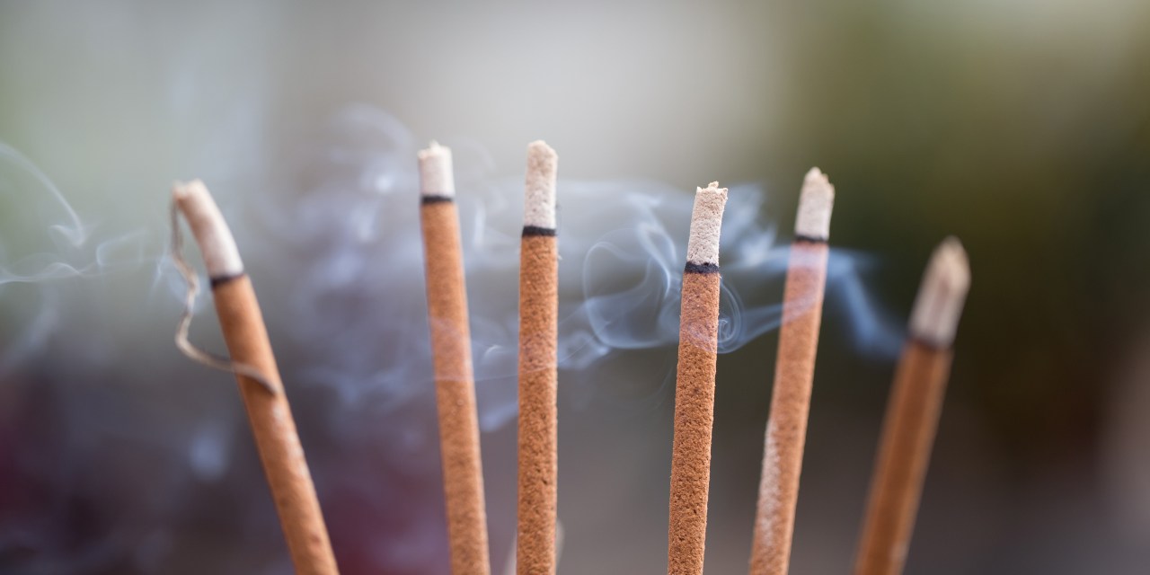 Los beneficios del incienso: en la iglesia y en casa