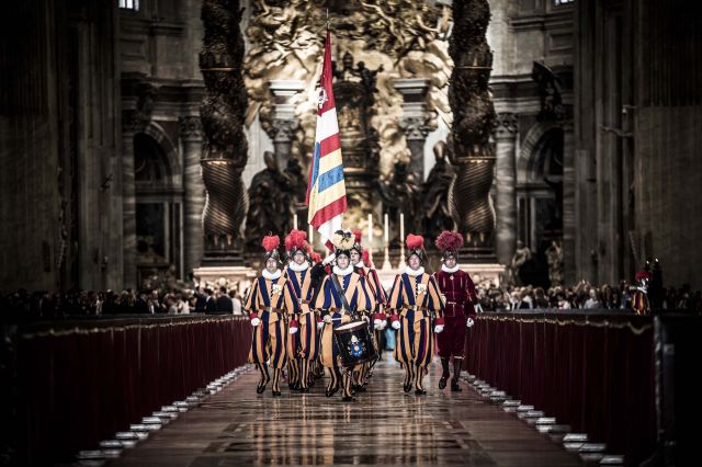 ¿Sabes cómo se preparan los Guardias Suizos? Mira este vídeo