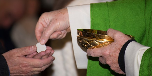 ¿Cuál es la forma correcta de comulgar en la mano?