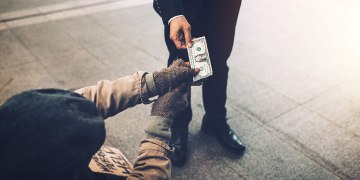 Dar una limosna te hace más rico