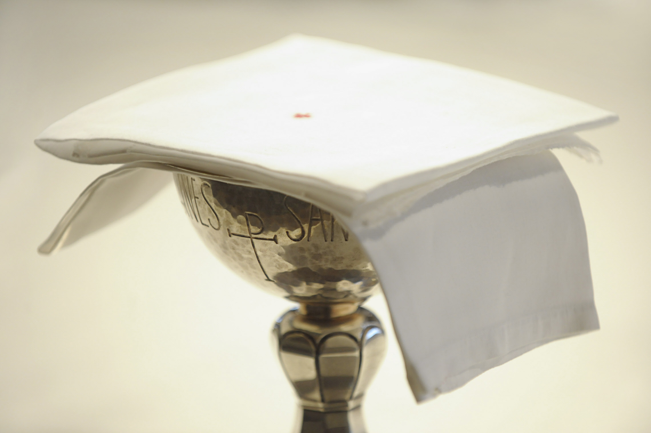 ¿Cómo se lavan los paños sagrados usados en la liturgia?