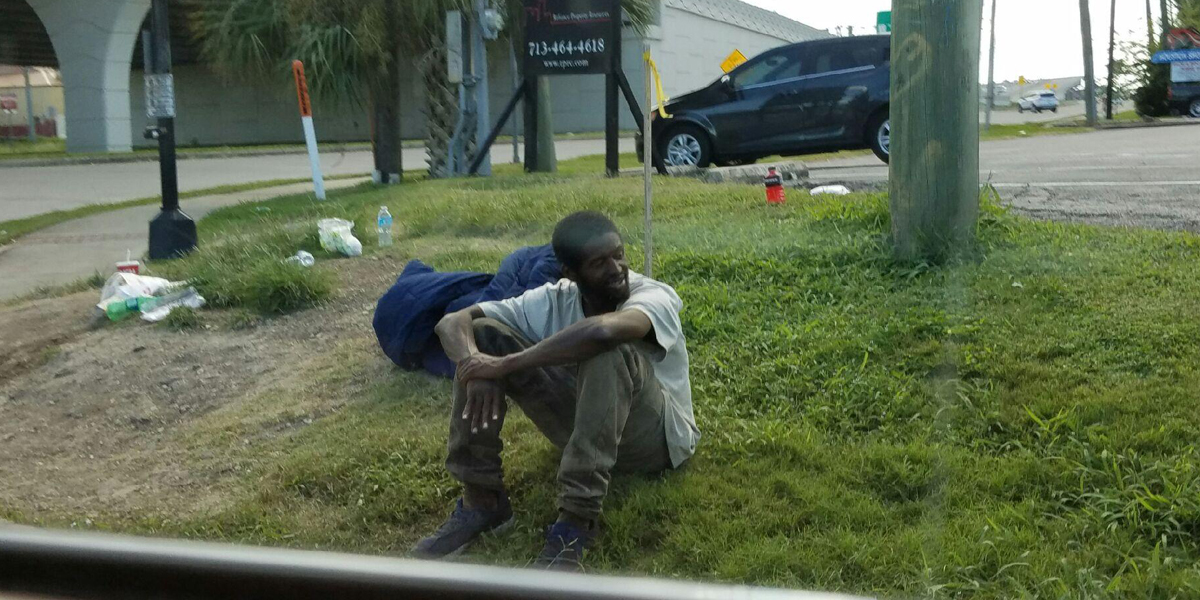 Cuando una mujer se acercó al indigente que lleva 3 años en el mismo lugar