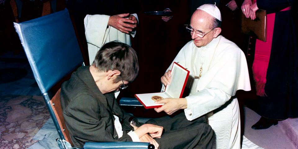 Un ateo (Stephen Hawking) y cuatro Papas