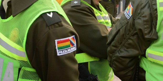El policía héroe y una lección de honestidad en Bolivia