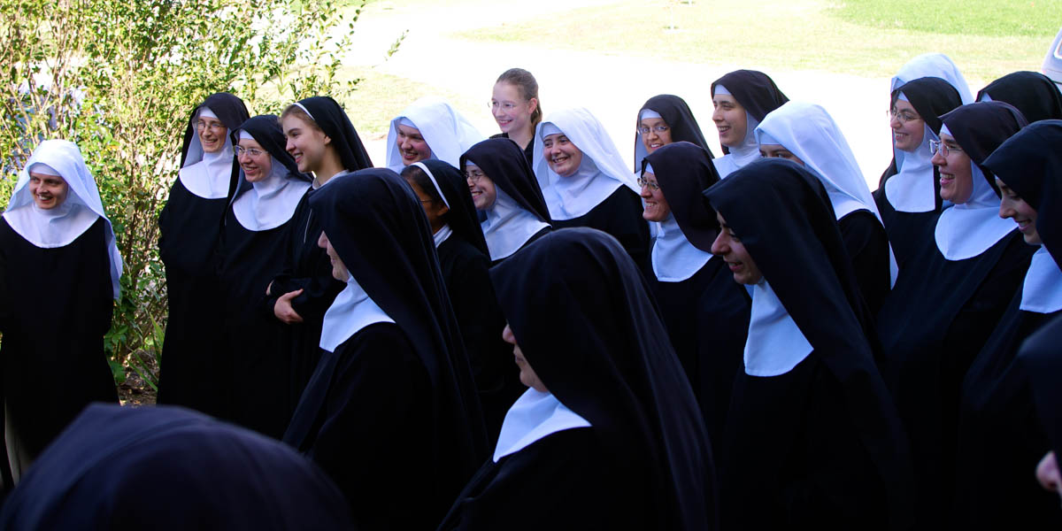 Guía básica para distinguir a qué orden pertenece un monje por su hábito