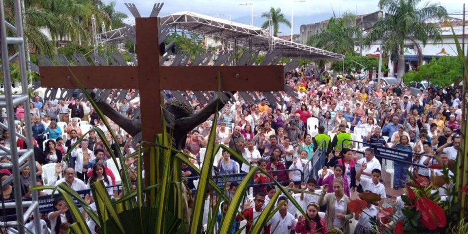 El abrazo del Señor de los Milagros de Buga en imágenes