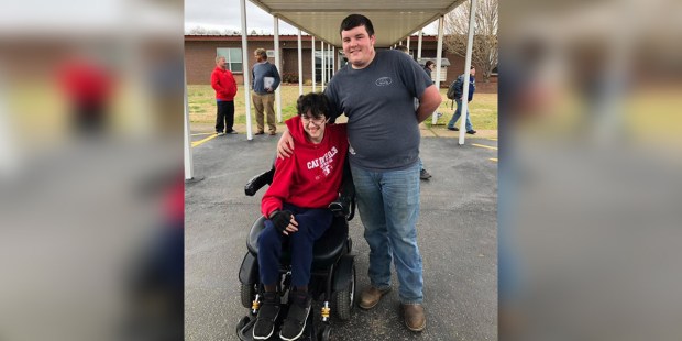 Consiguió regalar a su amigo la silla de ruedas que necesitaba