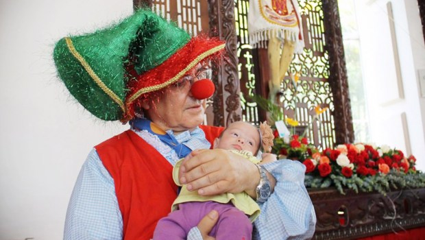 El obispo que se disfraza de payaso para bendecir niños