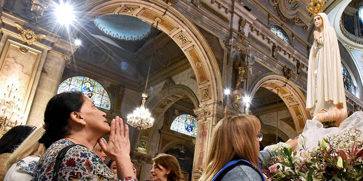¿Los católicos adoran las imágenes?