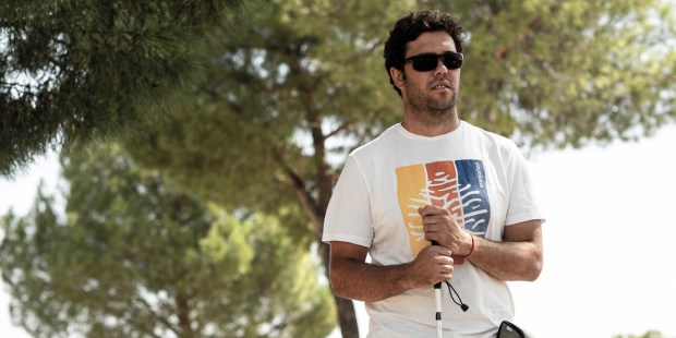 A punto de perder la vista, Colín ha decidido vivir dos vidas en una