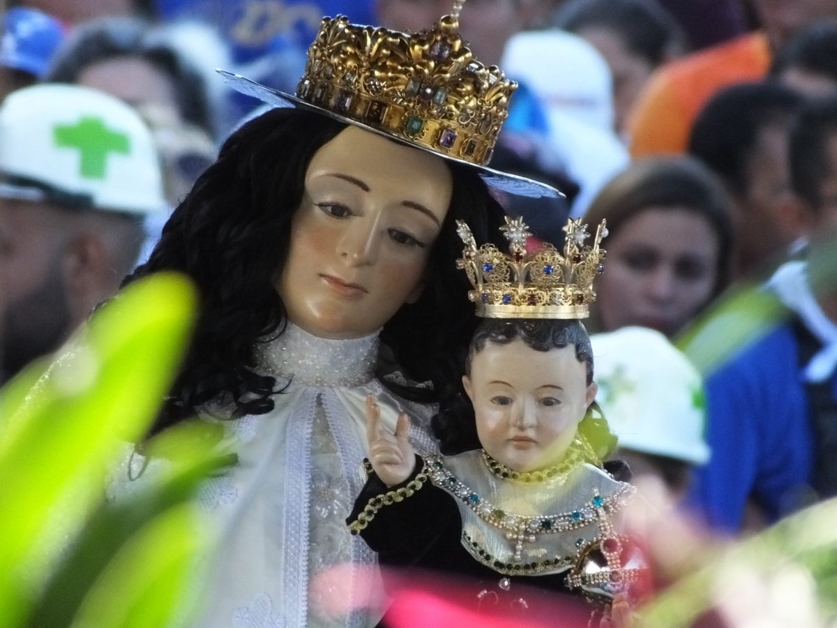 El descomunal “Manto de María” que honra a la Virgen en Venezuela