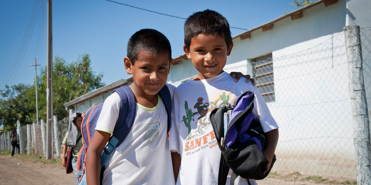 ¿Por qué muchos niños de Paraguay estudian bajo árboles?