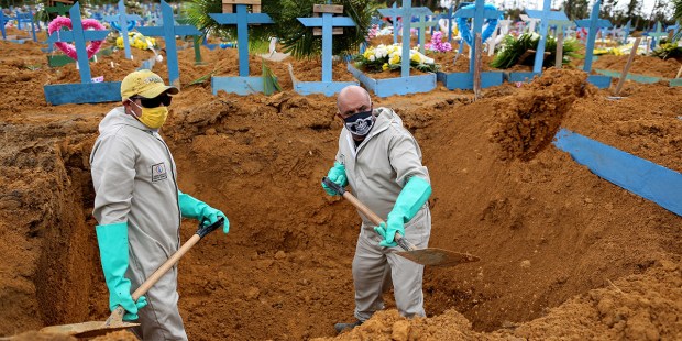 “Revestidos con la armadura de Dios”: El día de un sepulturero en Brasil