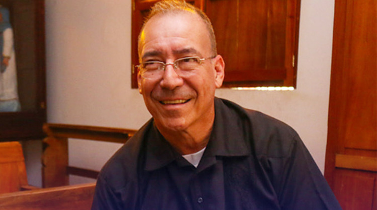 El padre Edwin Román y su milagrosa victoria contra el cáncer