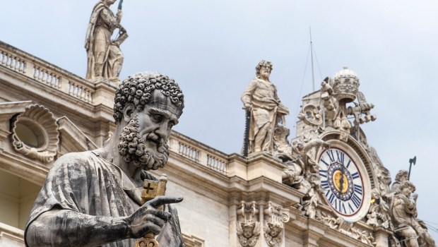¿Por qué los relojes de la Basílica de San Pedro, marcan distintas horas?
