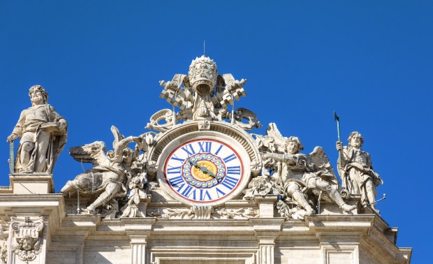 ¿Por qué los relojes de la Basílica de San Pedro, marcan distintas horas?