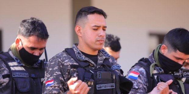 Bajo el amparo de Dios, estos policías de Paraguay combaten la inseguridad
