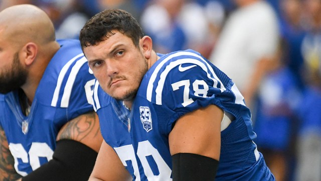 El jugador de los Colts, Ryan Kelly, y su esposa ofrecen palabras ...