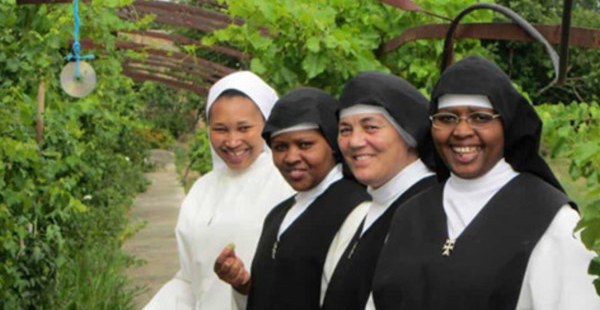17 monjas convirtieron las colas del hambre en un milagro diario