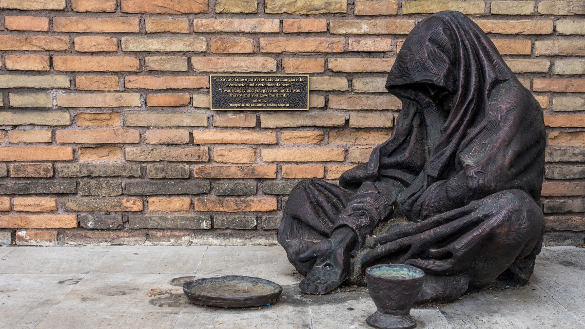 Timothy Schmalz, el artista que cubre Roma de "oraciones visuales"