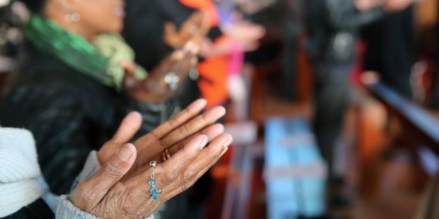 ¿Se pueden abrir las manos al rezar el Padrenuestro en misa?
