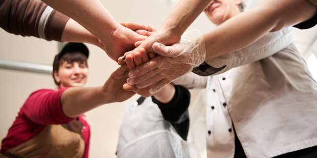 Entre bombas, estos panaderos siguen dando pan gratis en Kiev