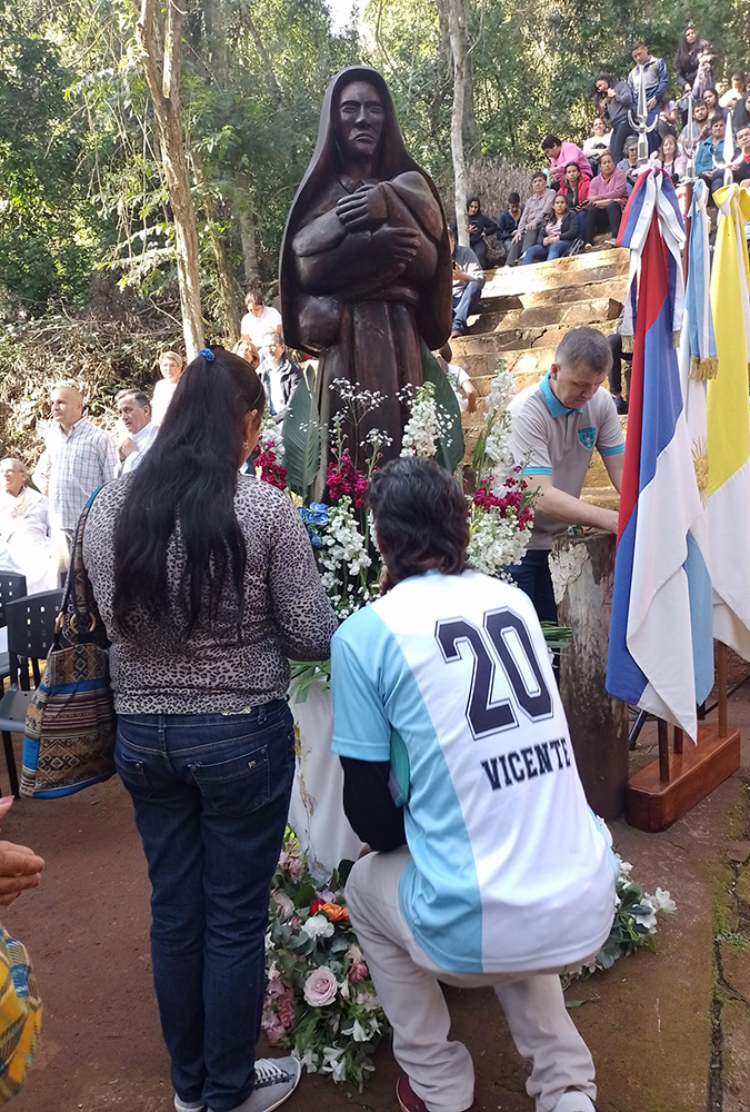 Celebrar a María en la selva con los árboles de vitrales y las aves de coro