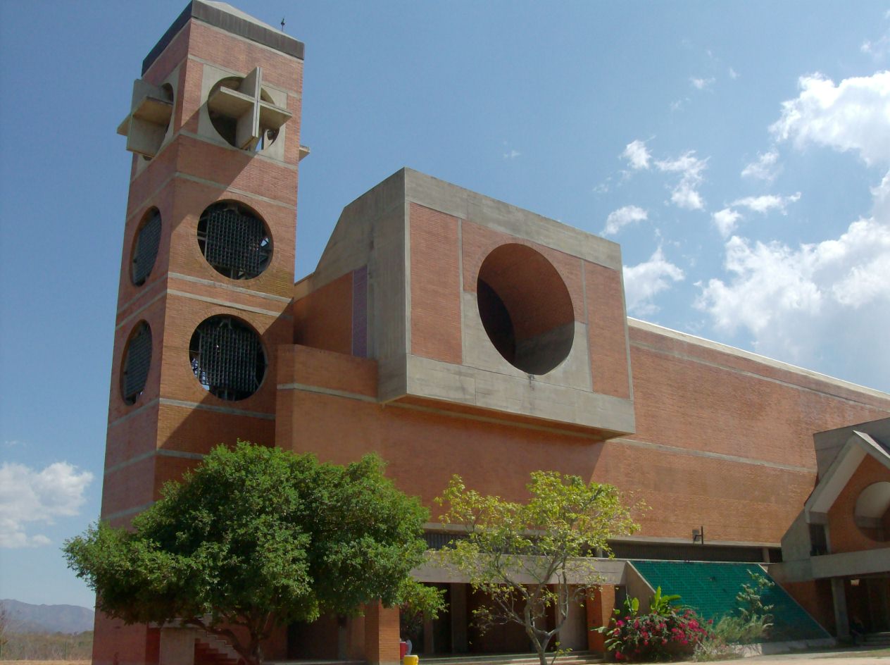 Abadía de Guigue (Venezuela), al sur de un lago y apuntando al cielo