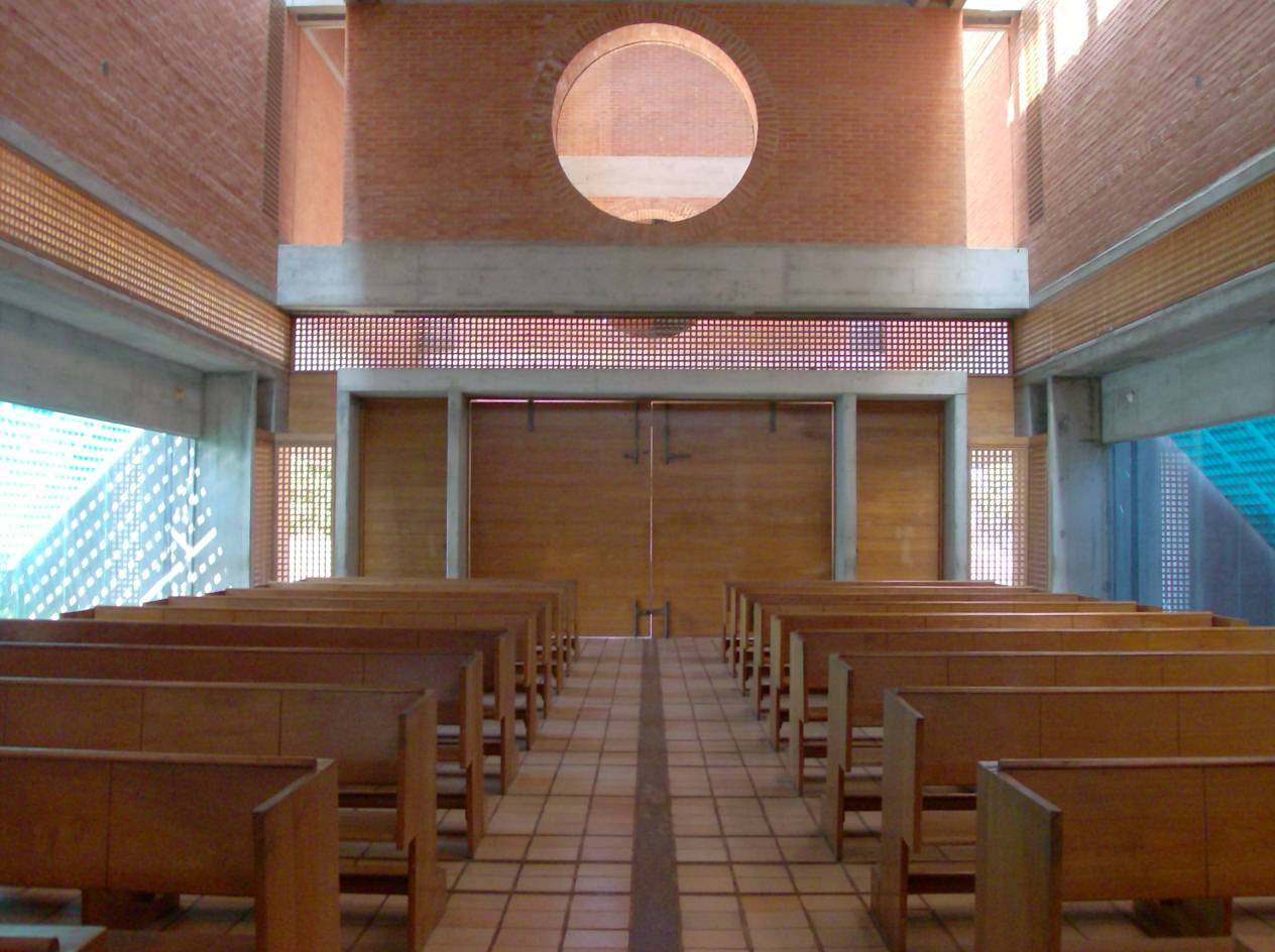 Abadía de Guigue (Venezuela), al sur de un lago y apuntando al cielo