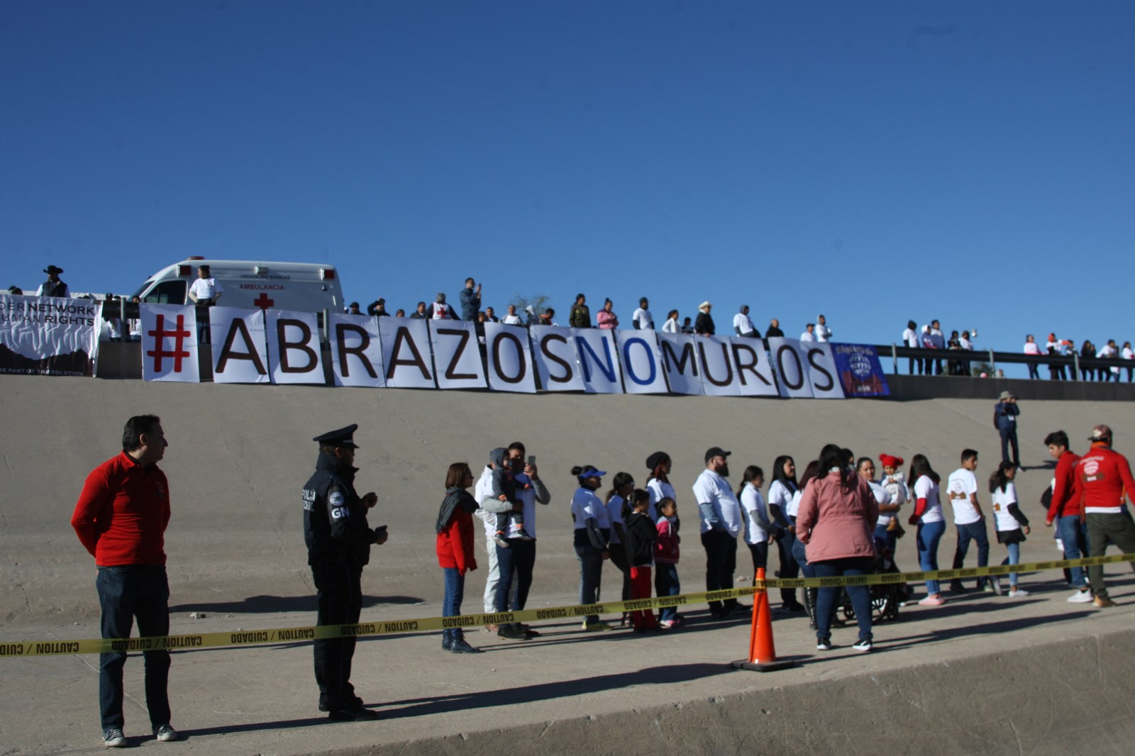 Tres minutos para darse un abrazo en la frontera