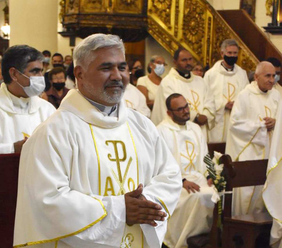 Ronald Castellano, un reconocido médico y cantante, ahora rumbo al ...