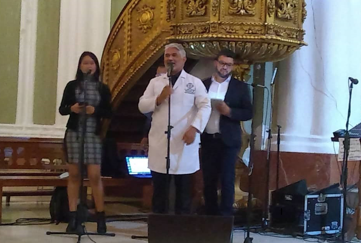 Ronald Castellano, un reconocido médico y cantante, ahora rumbo al ...
