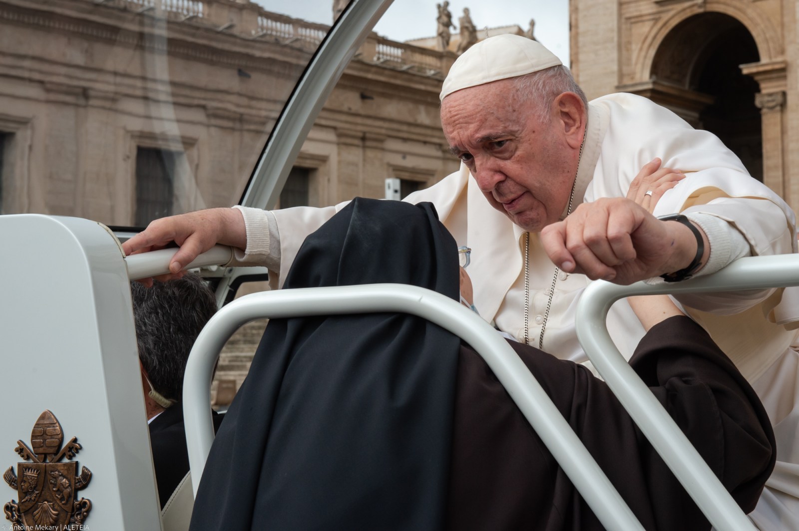 ¿Por qué la mujer no es ordenada sacerdote? El Papa responde