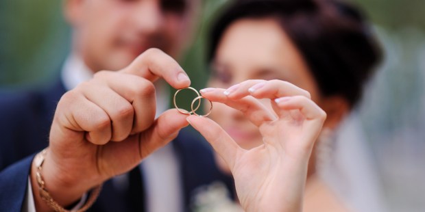 Por qué el anillo de matrimonio va en el dedo anular (ejercicio)