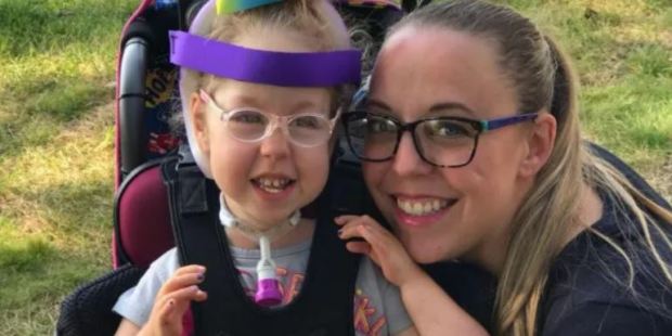 Convirtió a su niña en silla de ruedas en personajes de Disney