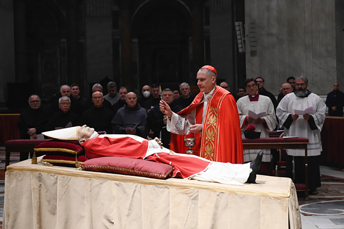Benedicto XVI lleva hasta el final el Rosario en sus manos