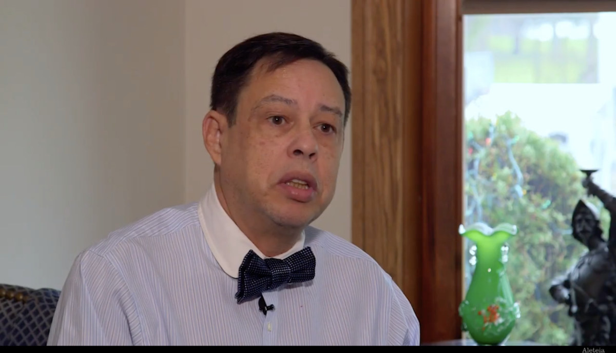 Su amigo le donó parte del hígado y, 20 años después, los dos siguen vivos