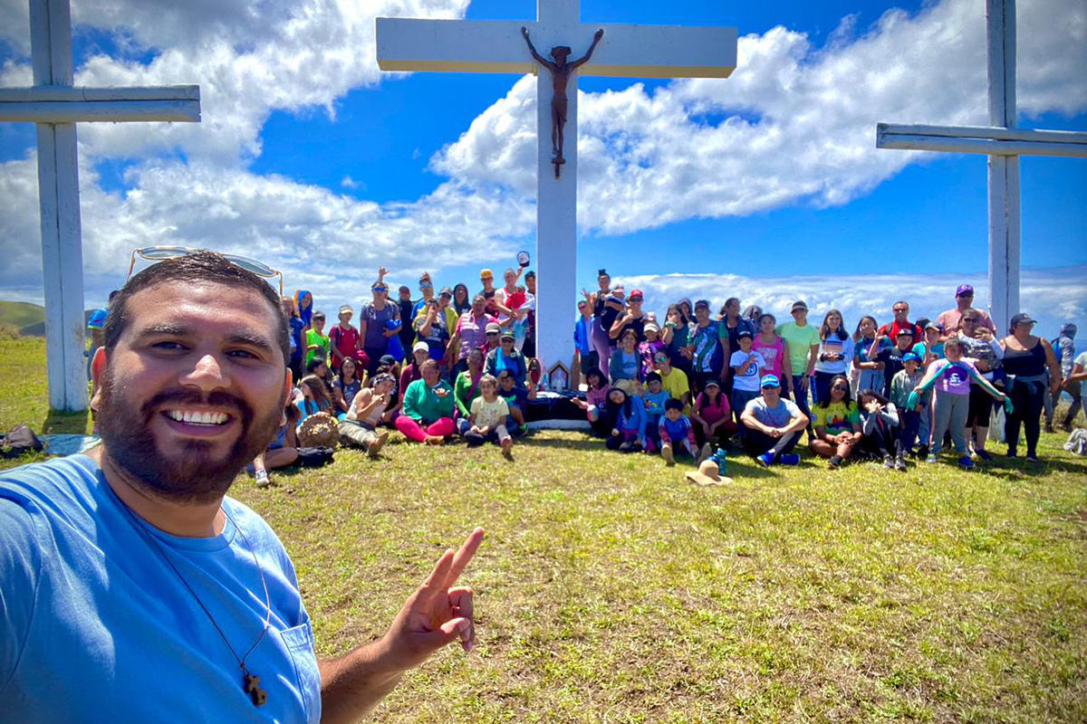 El profesor de religión que deja huella en Isla de Pascua