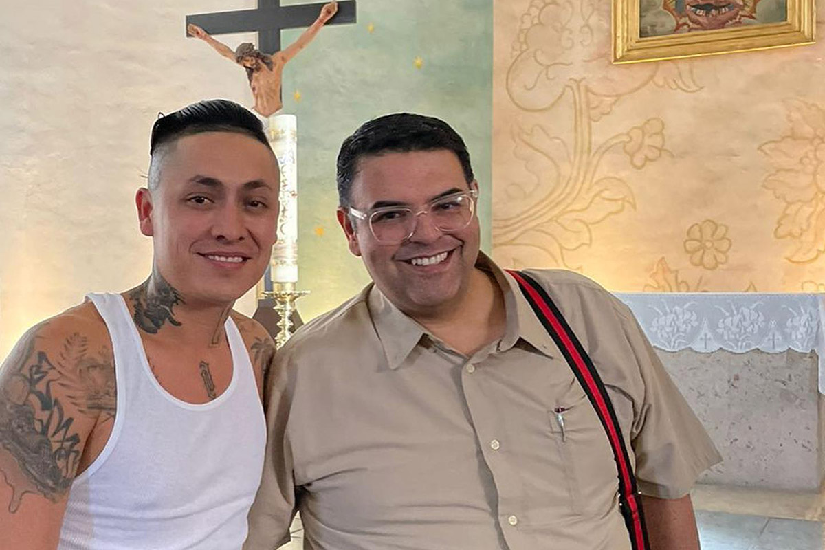 Vestido de sacerdote, en un santuario, rapero graba vídeo