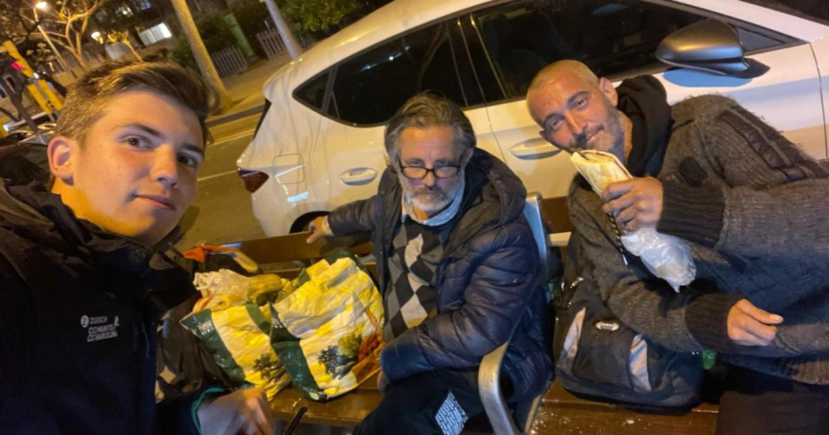 Óscar da a los sin techo de su barrio mucho más que comida
